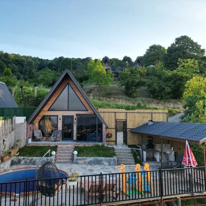 Muhafazakar Göl Manzaralı Korunaklı Havuz Bungalow - Sapanca