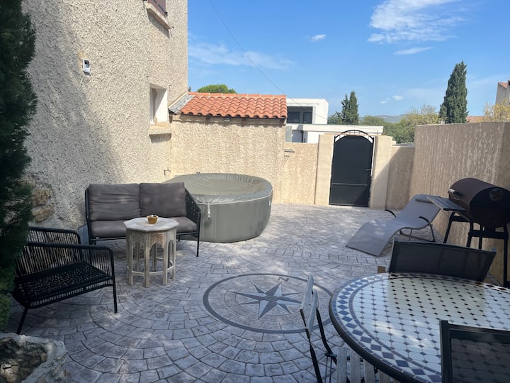 Charmant Logement Avec Un Extérieur Et Un Jacuzzi - Salon-de-Provence