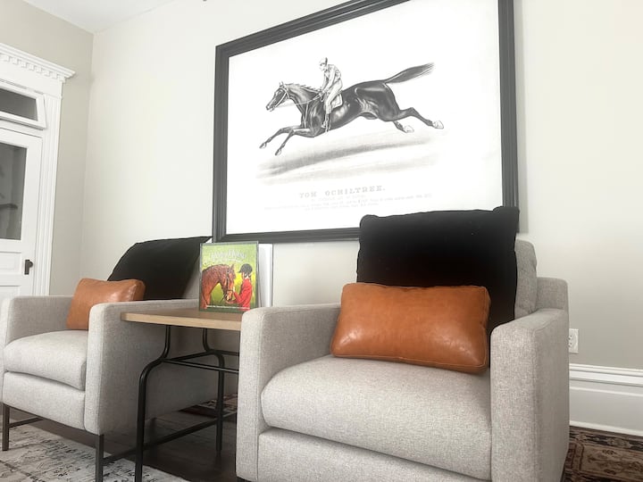 Historic Distillery View Apartment. King Beds! - Lexington