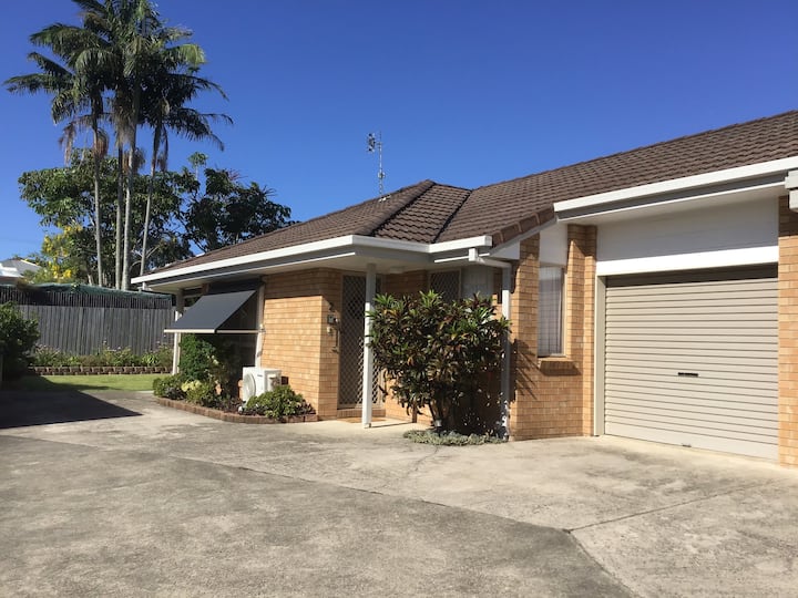 Cheerful 2 Bedroom Home In Town Centre Near Beach. - Golden Beach