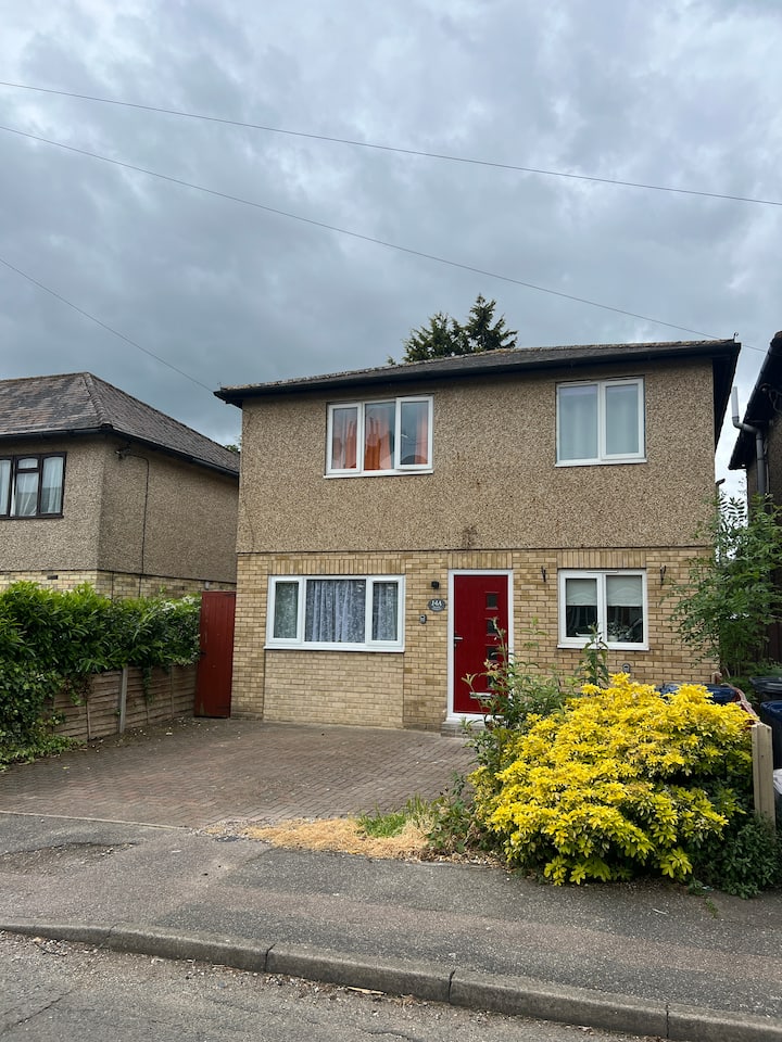 4 Double Beds Off Road Parking - St Neots