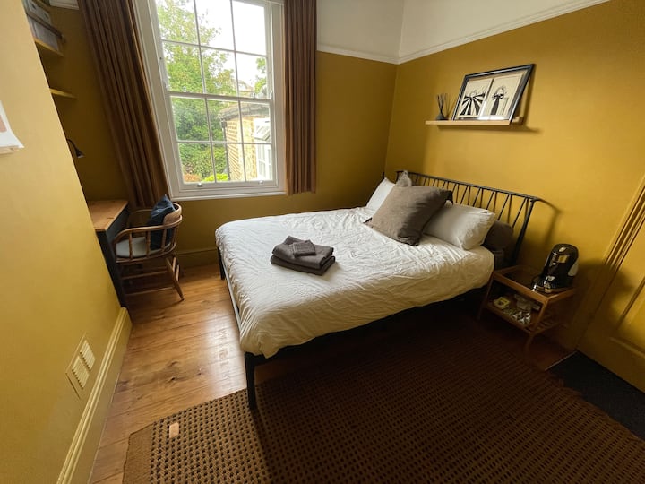 Bedroom In Chic Canonbury Period Home. Women Only - London, UK