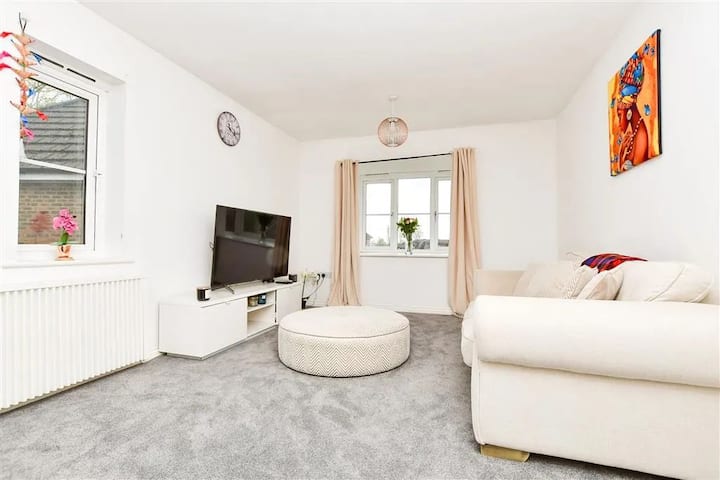 Lovely Apartment With Free Parking On Premises - Redhill