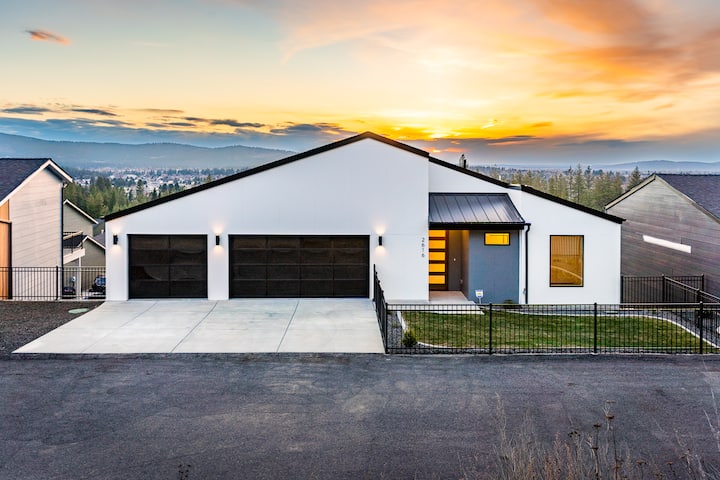 Luxury Home With Stunning Views! - Spokane Valley, WA