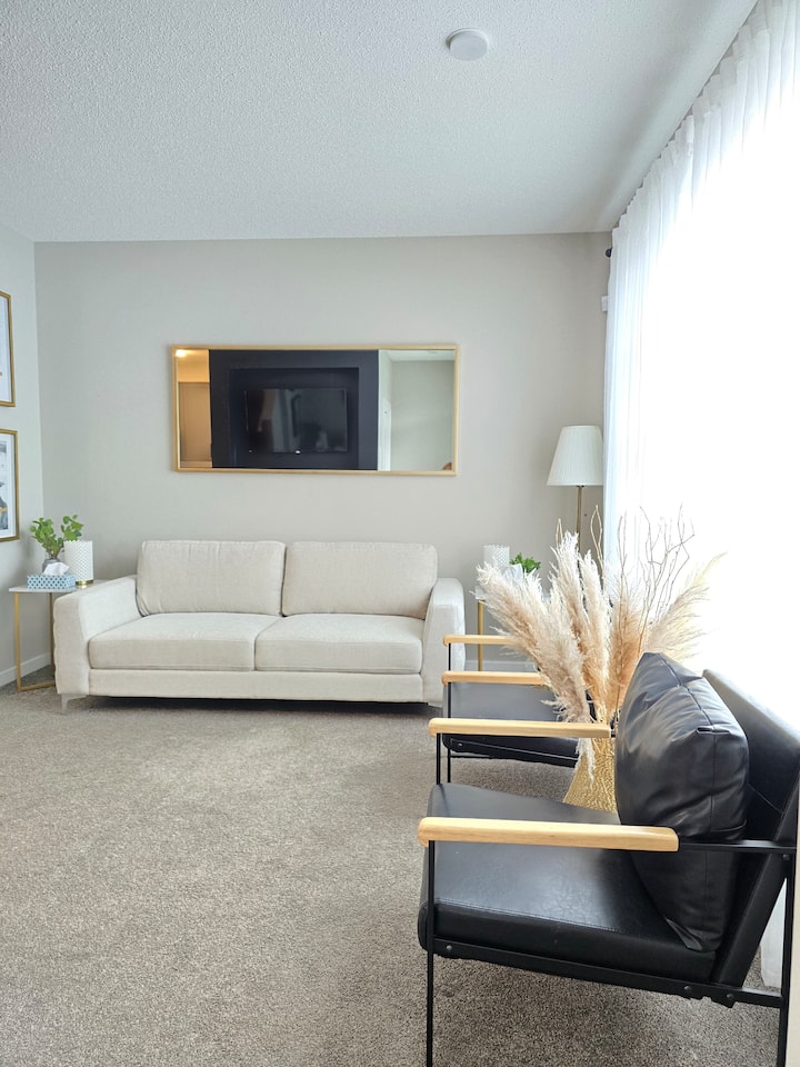 Spacious 3br Home Wt Ac Near Airport & Train Statn - Calgary