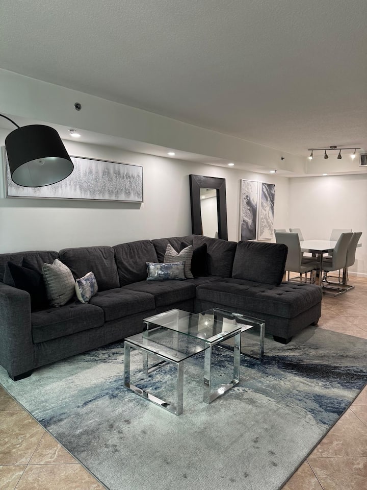 Luxury Brickell Condo | Bay Views & Balcony - Miami