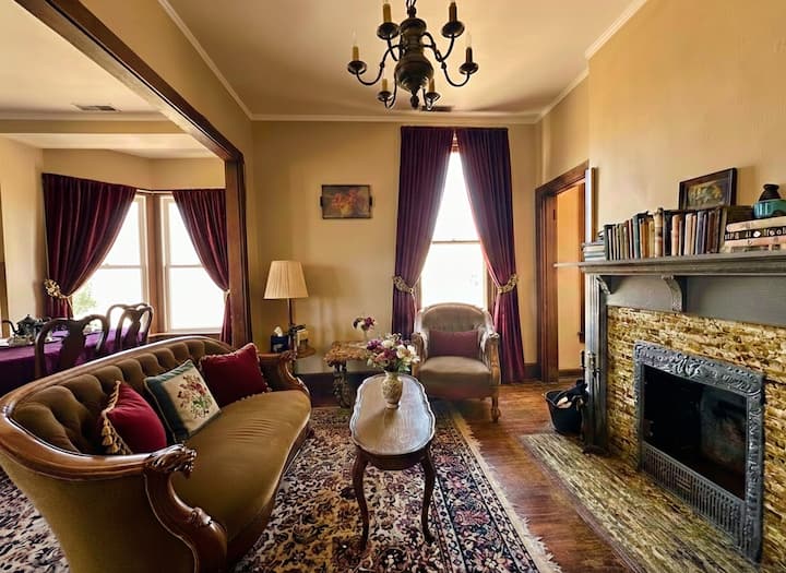Victorian Era Apartment Suite: An Antique Airbnb - Mount Vernon, OH