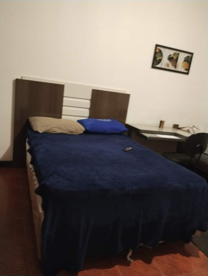 Quarto Amplo. Para Casal; 01 Ou 03 Pessoas. - Campinas