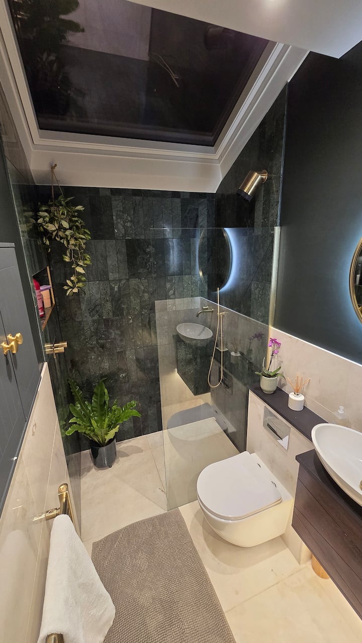 Family Home Close To The Shops And Train Station - Surbiton