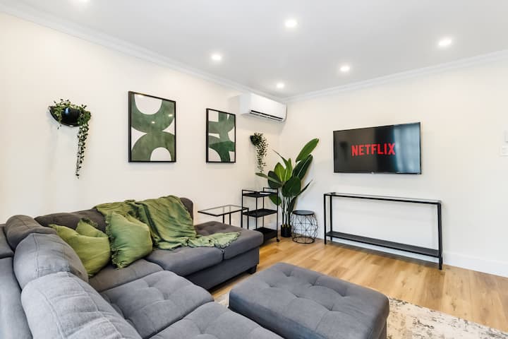 Elegant 3br Retreat | Laval • King Bed • Parking - Laval, Quebec, Canadà