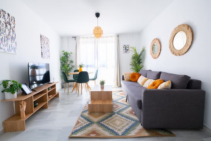 Oliver: Tranquilo Apartamento Centrico Con Parking - Málaga