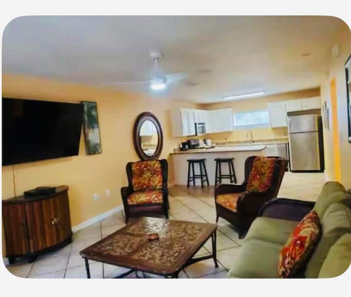 Beach Bums Bungalow. A Stones Throw To The Beaches - Fort Walton Beach, FL