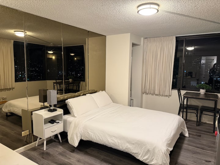 Hawaiian Monarch Private Studio 22f @No Resort Fee - Honolulu, HI