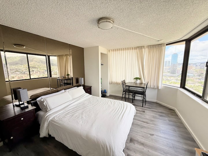 Waikiki 22nd Floor Studio | Ocean & Mountain Views - Honolulu