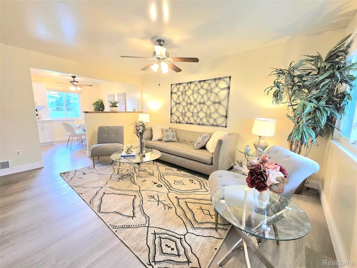 Bright & Cozy 4br Home - Detroit Metro Wayne County Airport (DTW)