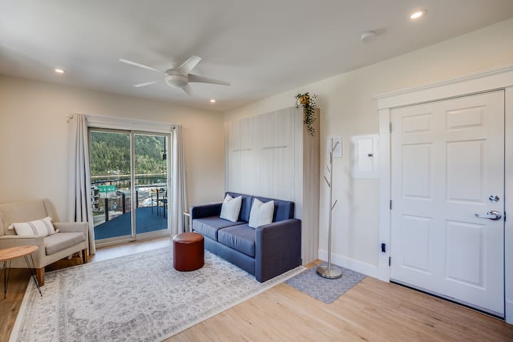 Stunning Lake Views - Downtown Balcony Suite - Nelson