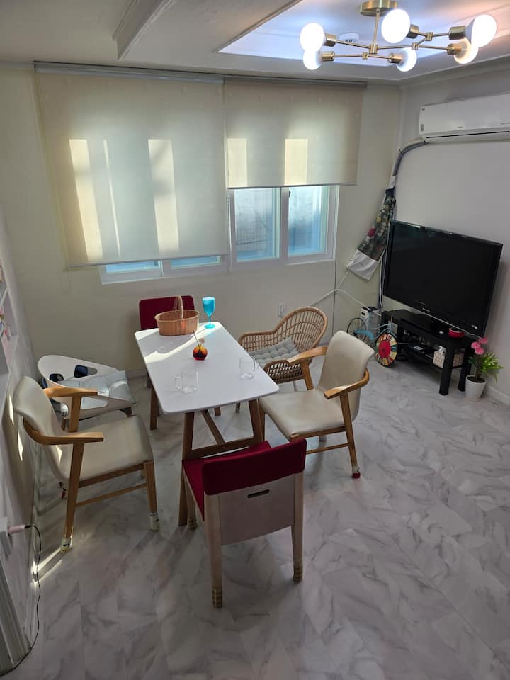 찐대구주택문화체험
대형숙박9인가능 쓰리룸+거실+주방
+K문화베란다옥상 123호선번화가인근 - Daegu