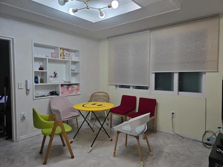 숙박쓰리룸+거실 총4룸
파티룸 찐대구체험 123호선 역세권번화가
평일&장기할인
7인까지가능 - Daegu