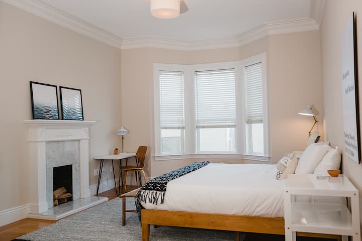 King Ensuite W/ Bathtub, Walk-in Closet & Alcove - San Francisco, CA