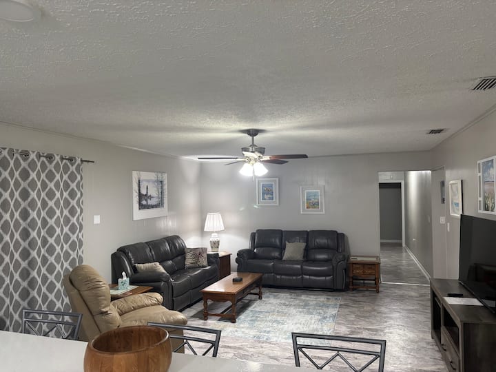 Douglas Getaway Is A Large 4bed/2 Bath Home - Tampa, FL