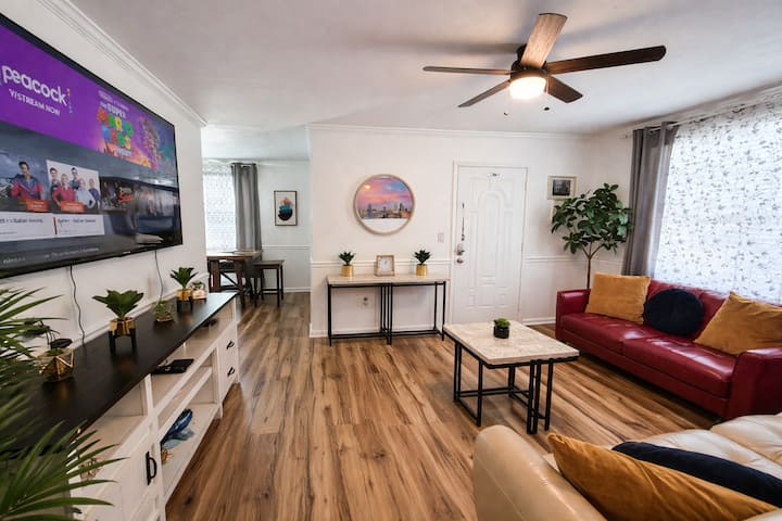 Chill Retreat W/ Private Yard • Near Downtown - Jacksonville, FL