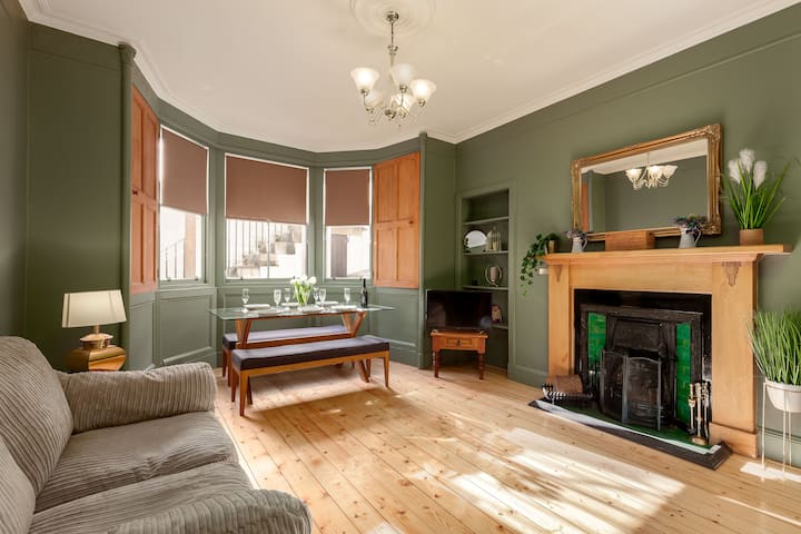 Georgian Main Door Apartment In Central Location - Edinburgh