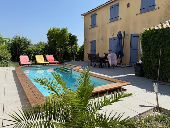 Jolie Maison Provençale Au Volets Bleu - Marseille