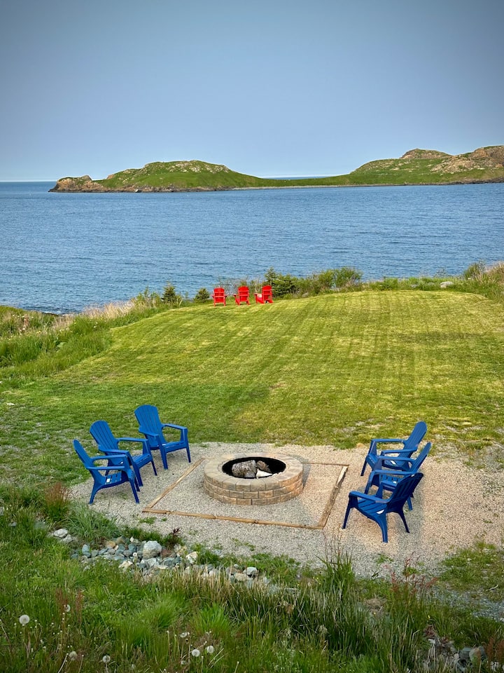 Hot Tub | Ocean View | Beth's Beach House - Newfoundland and Labrador