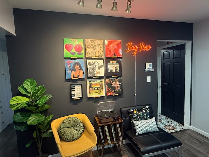 Bayview Charm | House In Milwaukee With 3 Parking - Milwaukee, WI