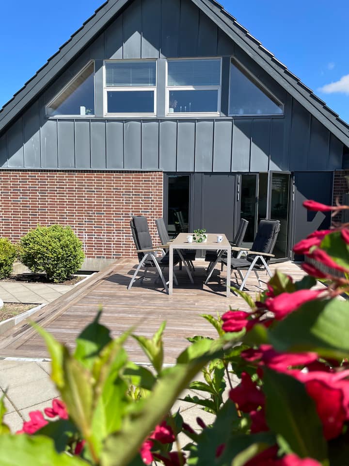 Skønt Familiehus Med Dejlig Have - Esberg