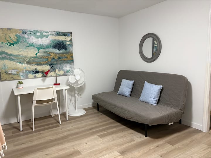 Comfortable & Tidy 1-bedroom Suite - Burnaby