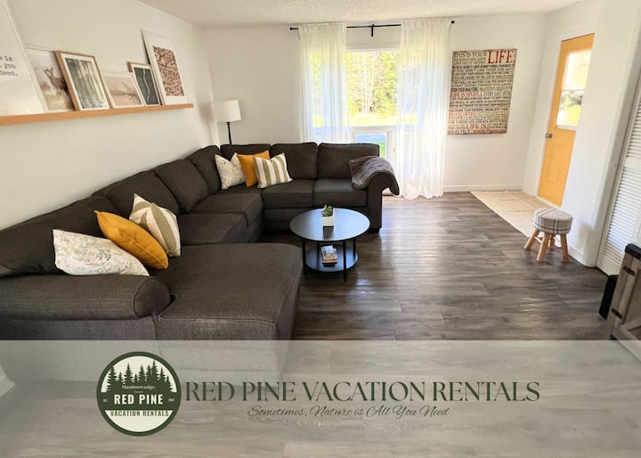 Cozy & Private 4 Bedroom House With Lake Access - Ontario