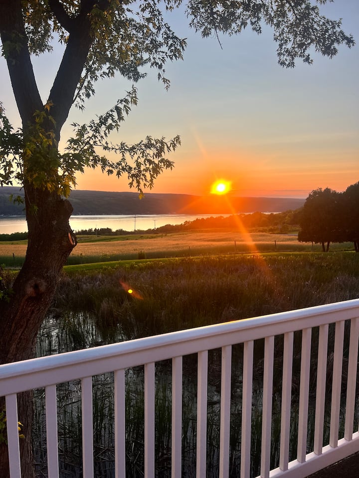 Seneca Lake View Retreat, Sunset & Wine Escape - Watkins Glen, NY