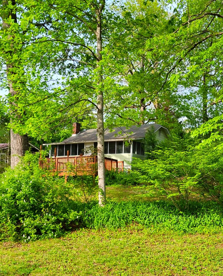 1930s Bungalow Retreat. Lovely Location! - Hendersonville, NC