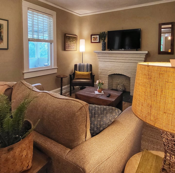 1930s Bungalow Retreat- Lovely Location! - Hendersonville, NC
