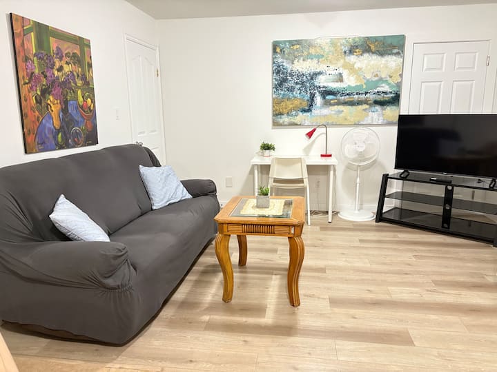 Bright & Tidy 2 Bedrooms Suite - Port Moody