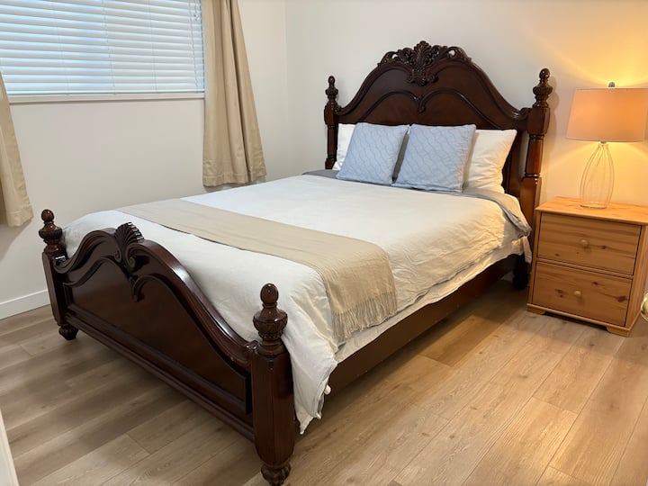 Bright & Tidy 2-bedrooms Suite (Free Parking) - Burnaby