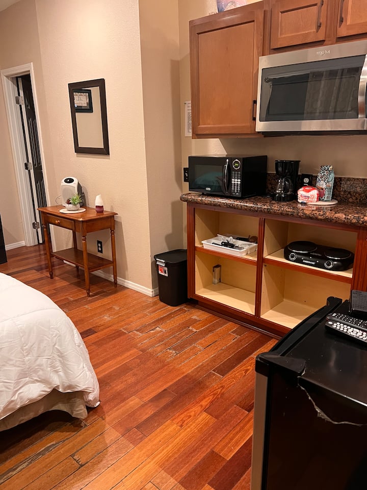 Independent Studio Across The Street From Rcc - Riverside