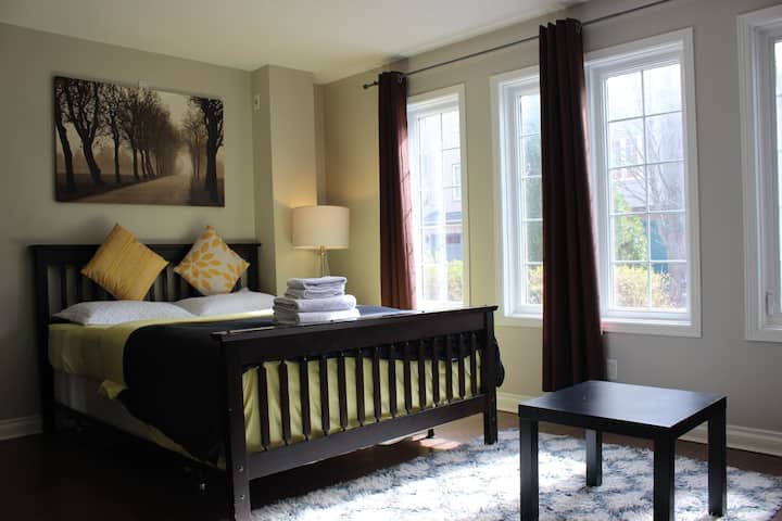 Studio With Bedroom, Kitchen & Free Parking - Oakville