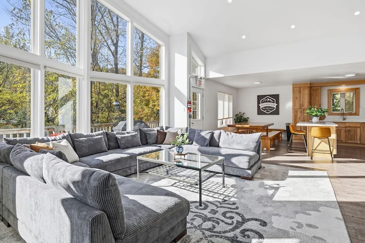 The Cedarwood House: 10 Bdr Chalet W/ Hot Tub! - Collingwood