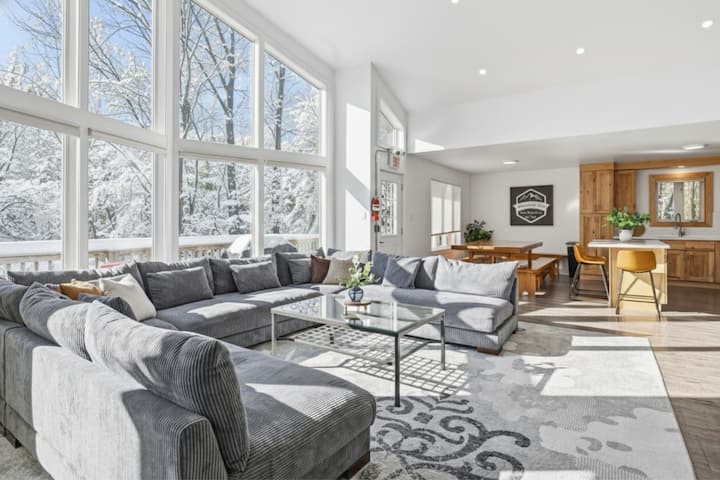 The Cedarwood House: 10 Bdr Chalet W/ Hot Tub! - Collingwood