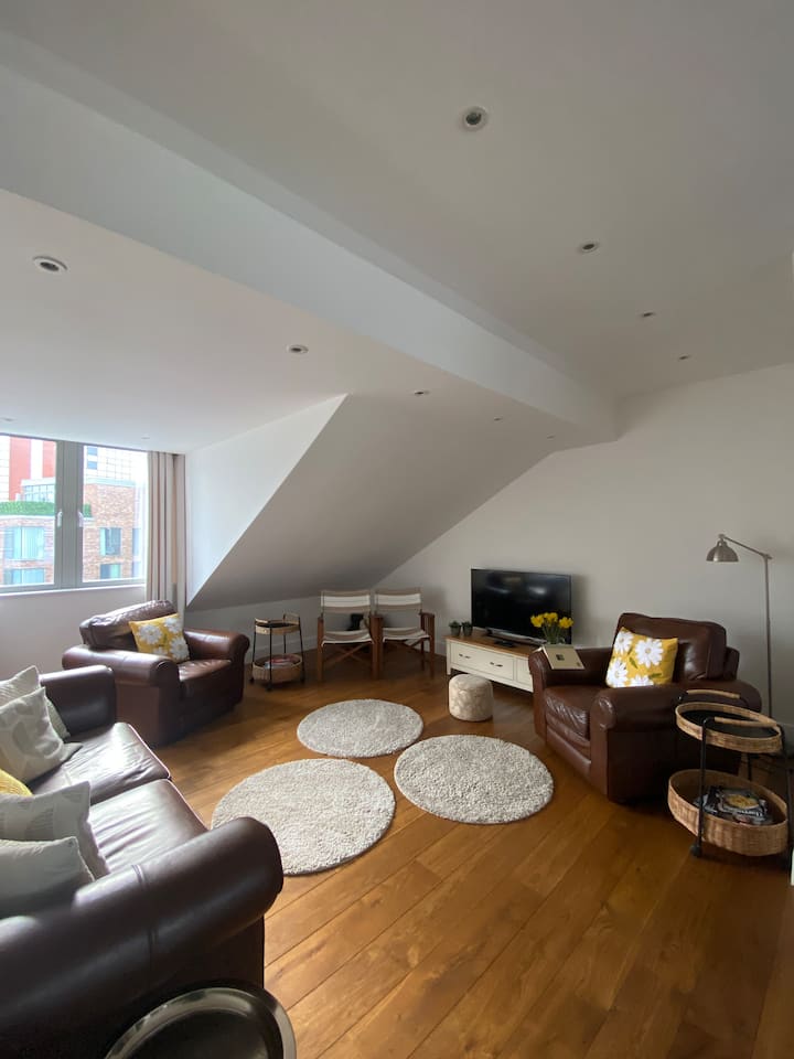 5 Min Walk To Town: Safe Modern Spacious + Parking - Harrogate