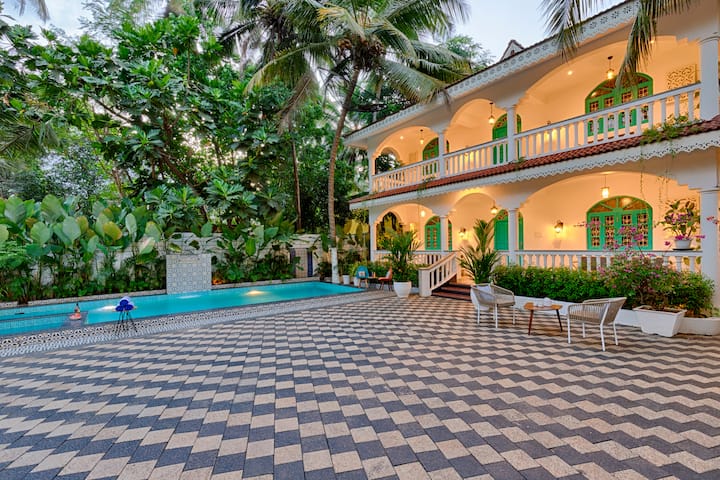 Sleek White-8bdr Huge Villa Near Baga Beach - Goa