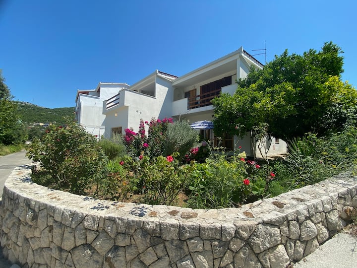 Six Bedroom Vacation Home On Baćina Lakes - Ploče