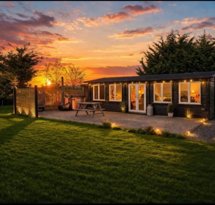 Huckleberry Glamping Hot-tub Lodge #2 - Kent