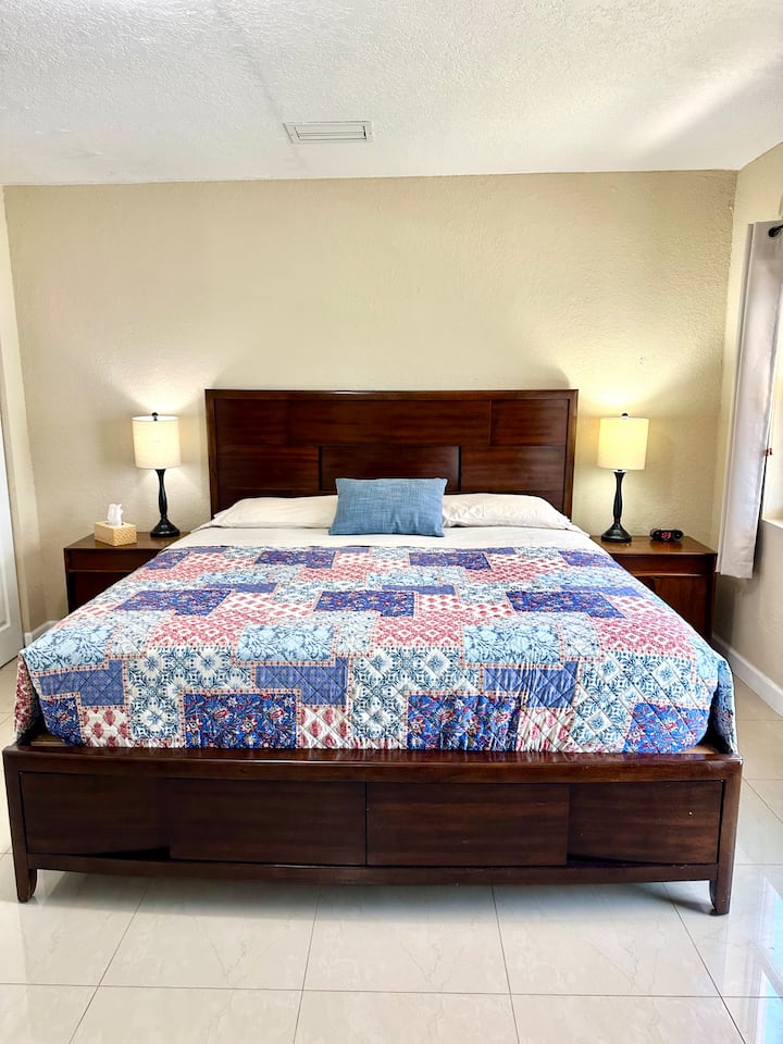 King Bed Close To The Miami Airport. - South Miami, FL