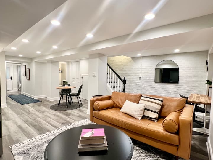 The Grey Escape: Serene, Private, Free Parking - Silver Spring, MD