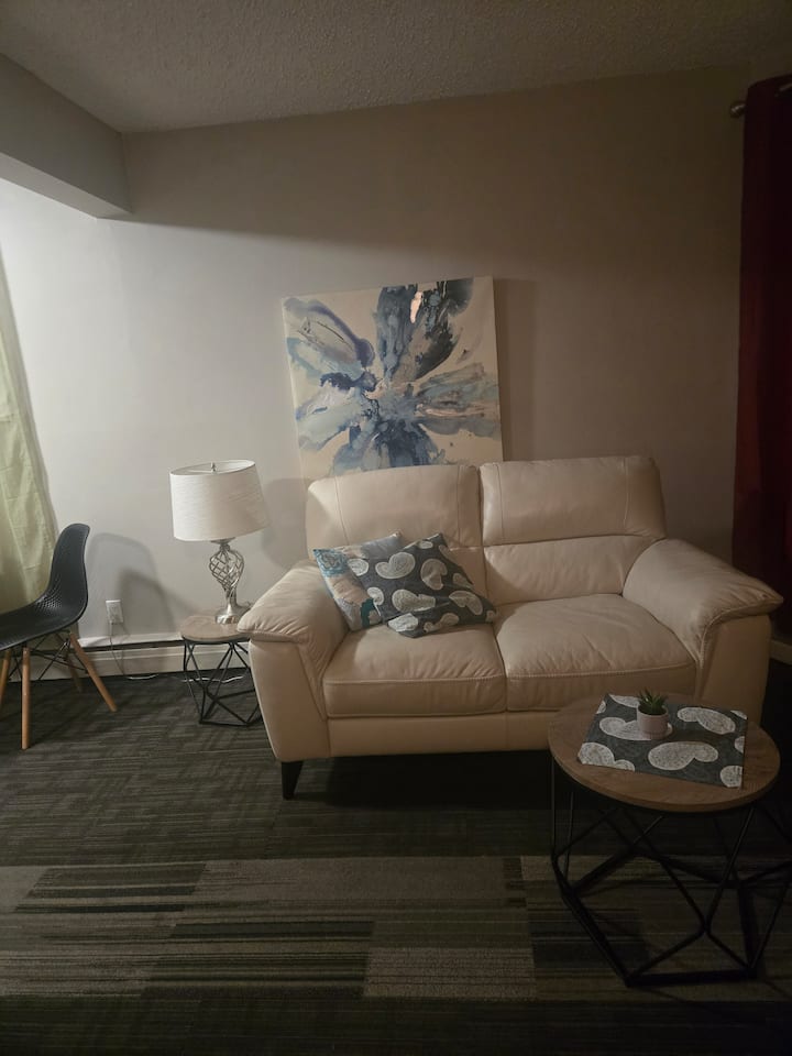 One Bedroom Walk To 17 Ave - Calgary