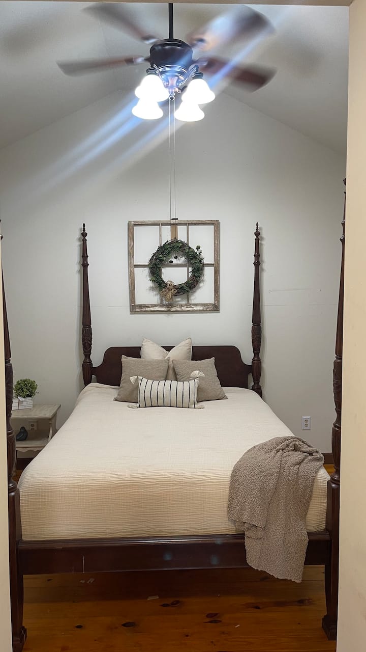 Unique Tiny Cabin - Big Creek Lake, AL