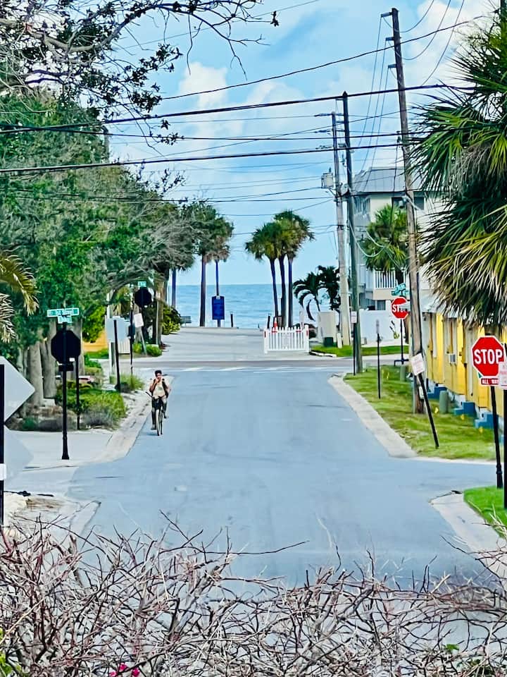 • Gulf Views • 2 Blocks To Beach • New Renovation - Indian Rocks Beach, FL